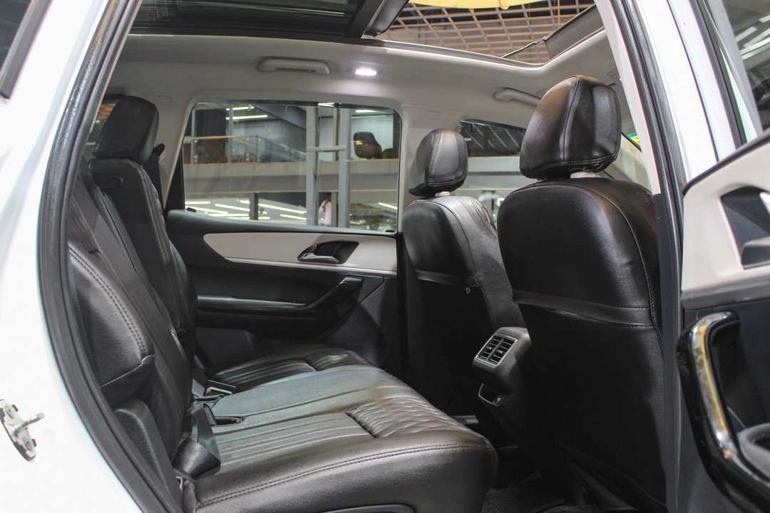 Buy Used 2022 Mahindra XUV 700 AX 7: Elite & Prestigious