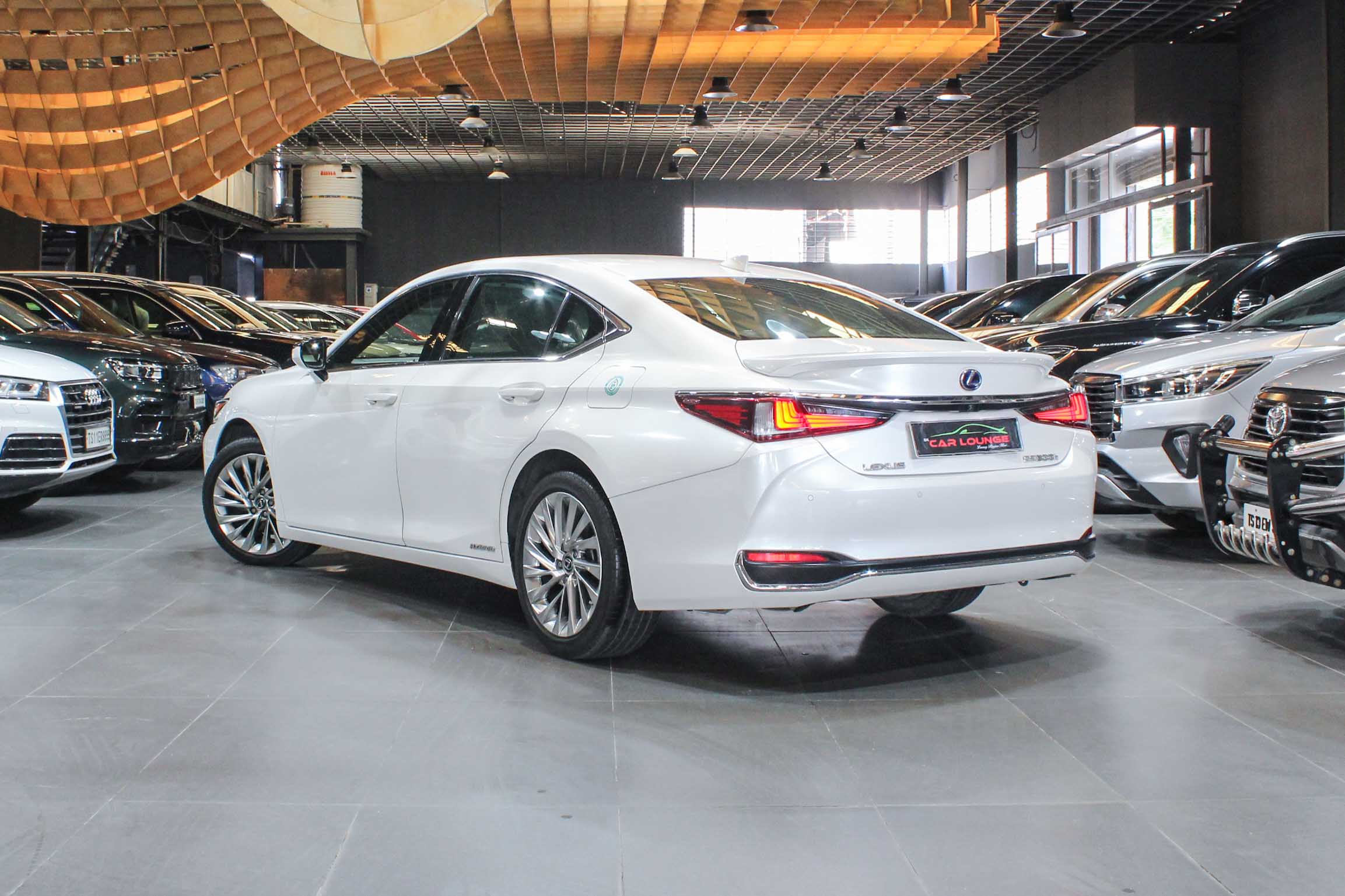 Buy Used Lexus ES 300-h: Luxury Sedan